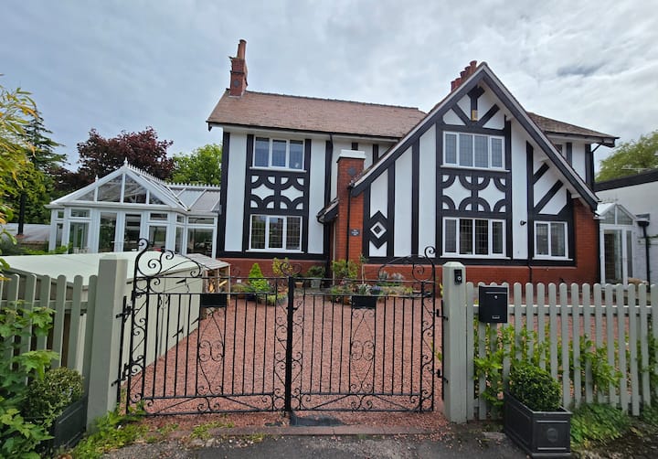 Beautiful Detached Cottage - Southport