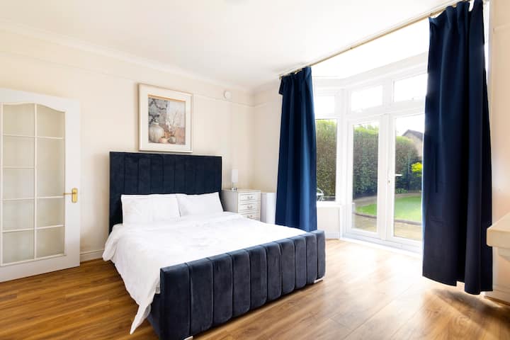 4-bedroom Detached House In The Heart Of Egham - Staines-upon-Thames