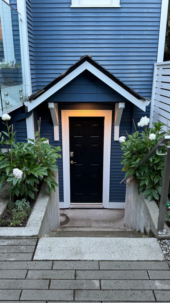 Kitsilano Highly Rated Renovated Private 1br+den - North Vancouver