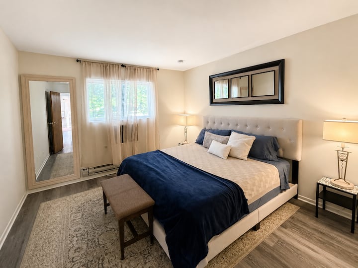 King Bedroom Apartment + Parking Space & Laundry - Arlington Heights, IL