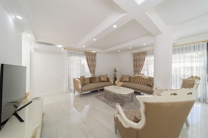 Luxury Villa In A Peaceful Neighborhood W/ Pool - Konyaaltı