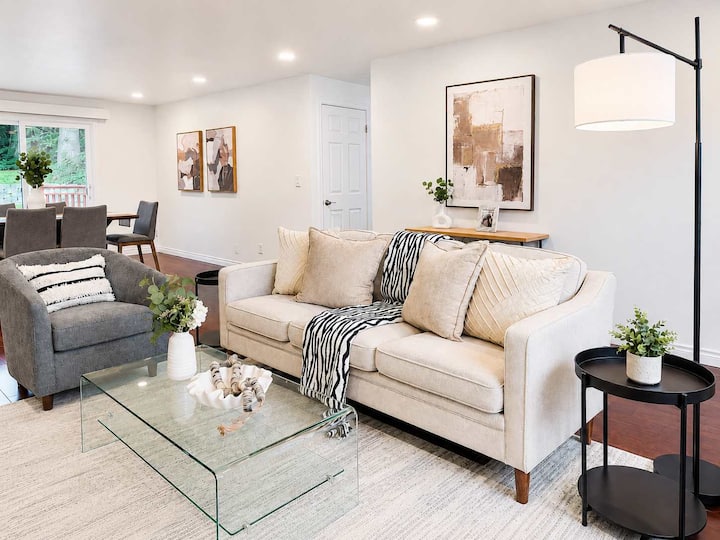 Bellevue Pet Friendly Home, Fenced Yard - Bellevue