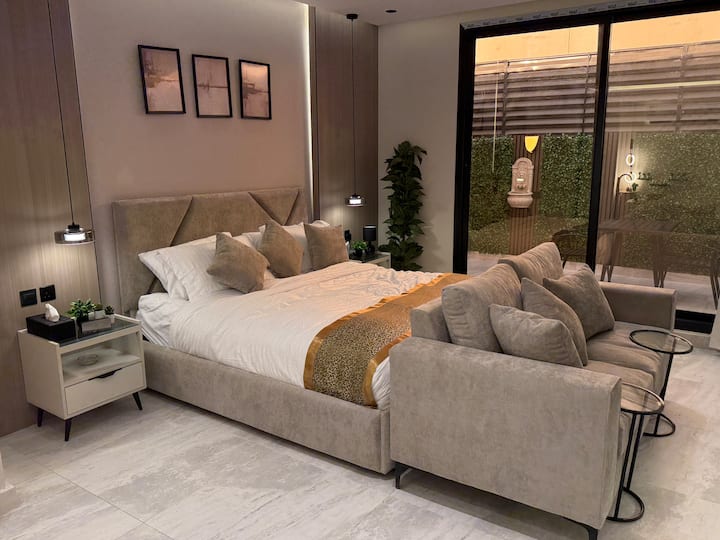Luxury Studio| 65”|bathtub & Outdoor Seating - Riyadh