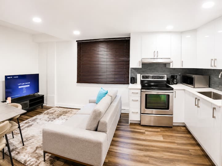 Stylish Urban Retreat (Home Away From Home) - Dorval