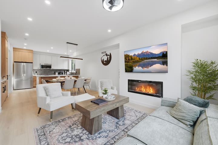 Luxury Retreat | Rooftop | Movie Room | Sleeps 12 - Calgary