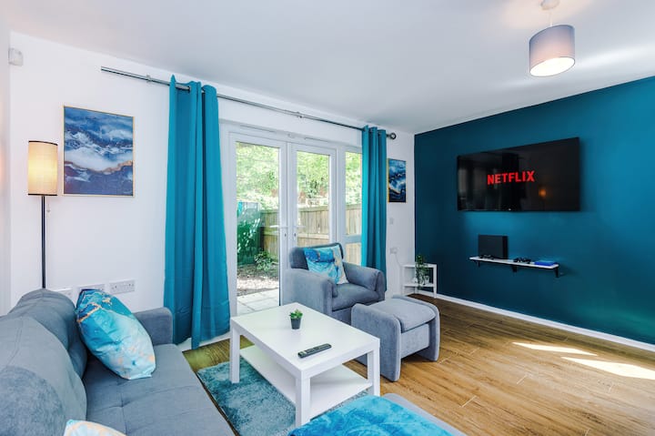*New* 3br Home, Long Stays! Free Parking | Ps4 - Salford