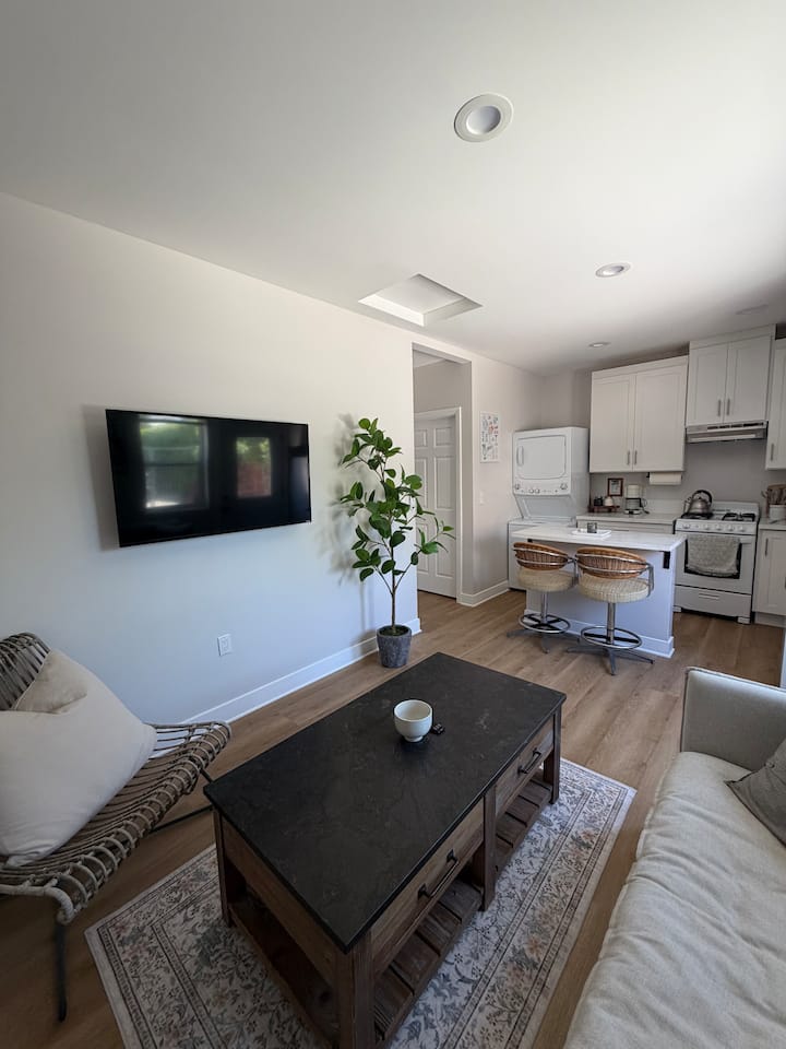 Private Guesthouse 1br+full Kitchen + Washer/dryer - Tarzana - Los Angeles