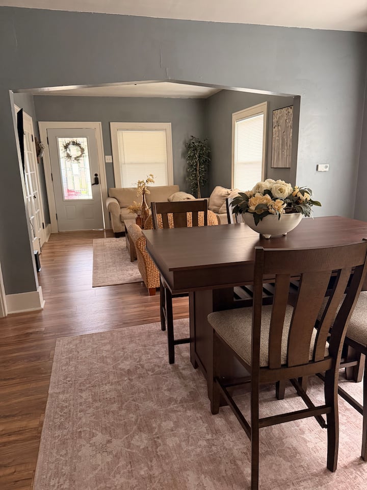 The Barn Door Bungalow - Cedar Rapids, IA