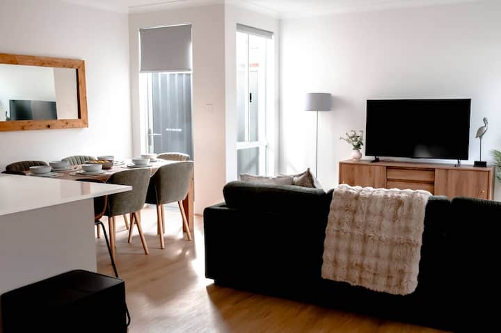 Luxe 2 Storey | 4br | East Vic Park | Free Parking - Australia
