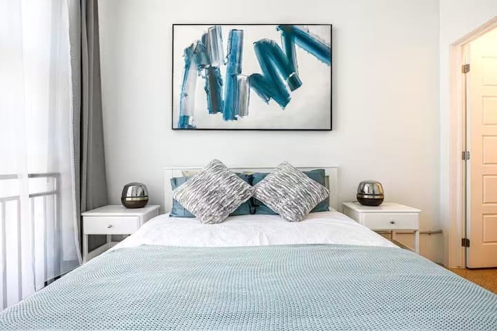 Stylish 2b1.5b Condo Near Metro, 2 Km To Dt, Loft - Montreal