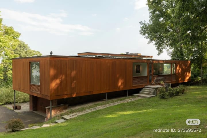Philip Johnsons Wolfhouse - 1940s Landmark - Newburgh