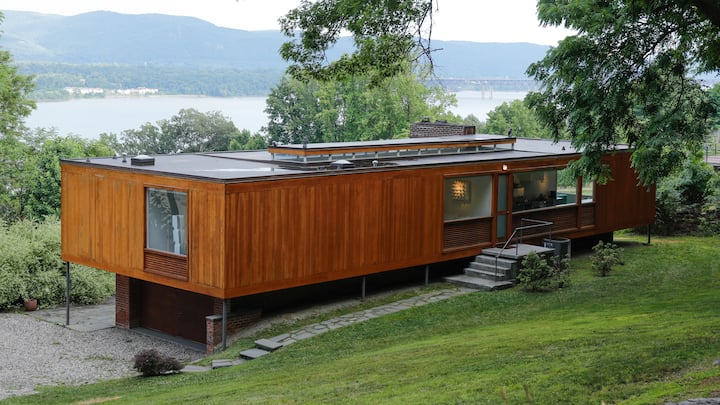 Philip Johnsons Wolfhouse - 1940s Landmark - Beacon, NY