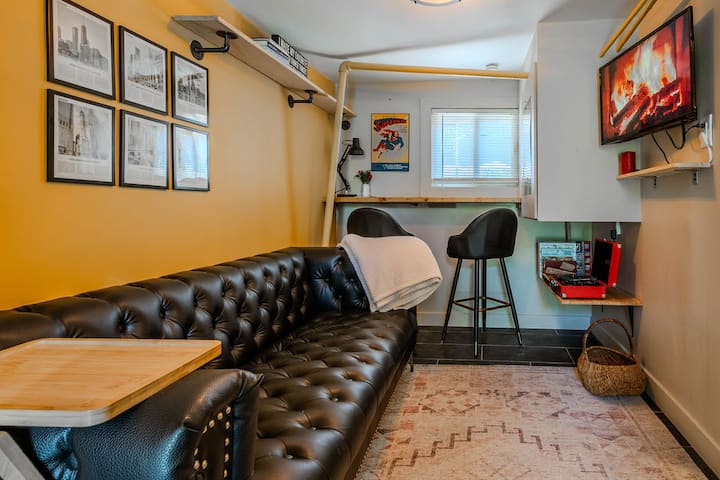 Retro Logan Square Retreat • Blue Line - Chicago, IL