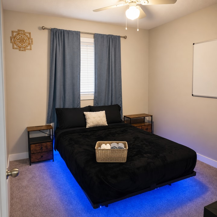 Blue Room In Sylvan Lake - Sylvan Lake, AB