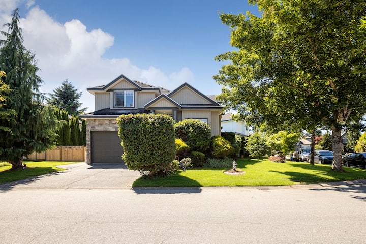 Bright & Spacious 4 Bedroom + Den Home In Surrey - Langley