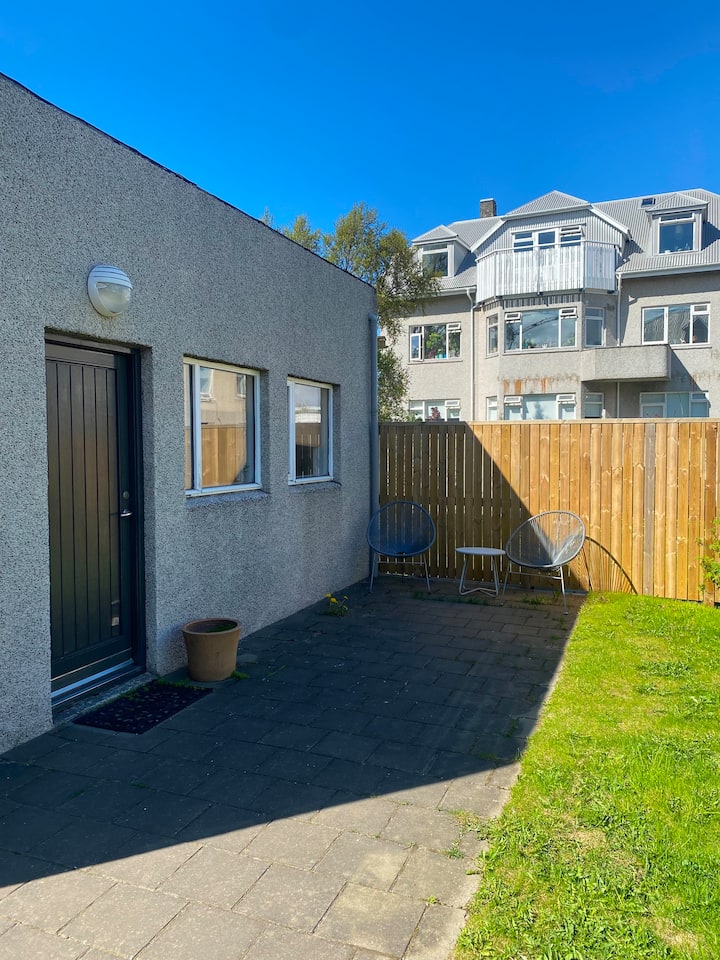 Cozy Studio Near Downtown Reykjavík In Laugardalur - Reykjavik