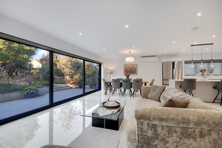 Sensational 4b4b Ultra Modern Family Home +Parking - ブレントウッド