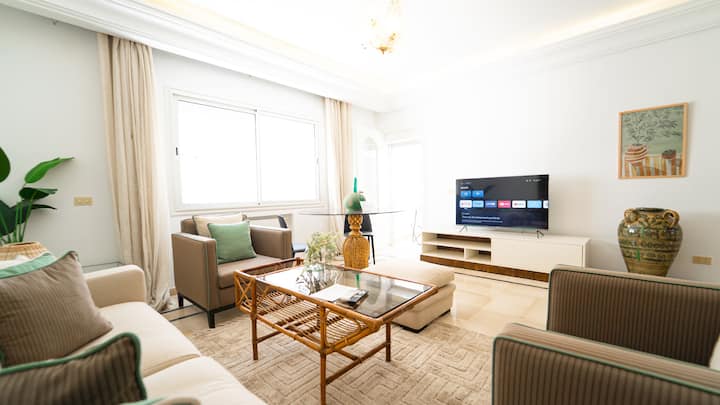 2br Apt | Bathtub · Balcony · Central La Marsa - La Marsa