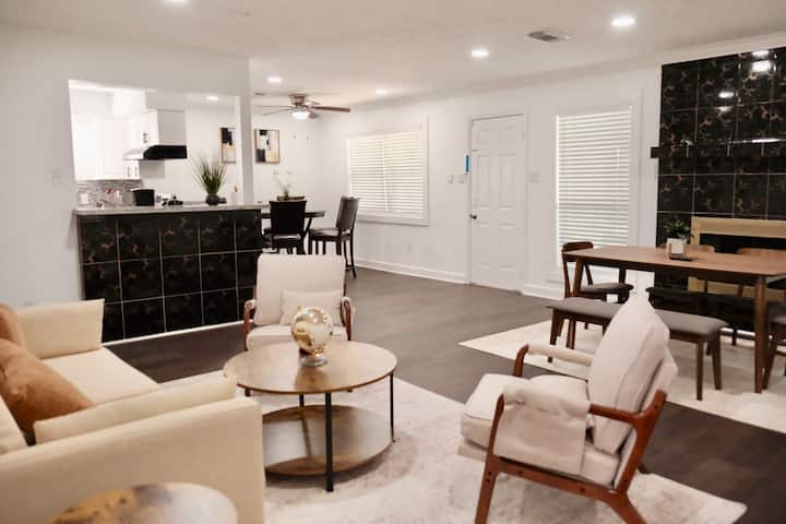 Spacious Houston Home | Sleeps 12 + Fast Wi-fi - Houston, TX