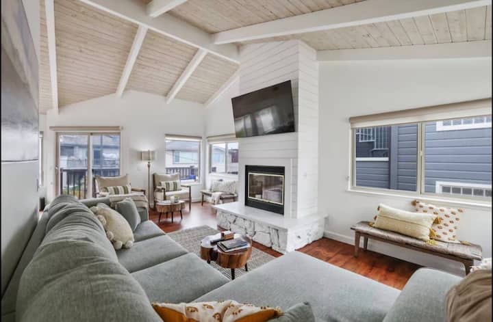Pet Friendly Beach House | Walk To Beach & Views - Cambria, CA