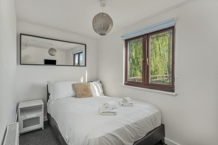 The Den Cozy 1-bedroom Cabin - Bicester