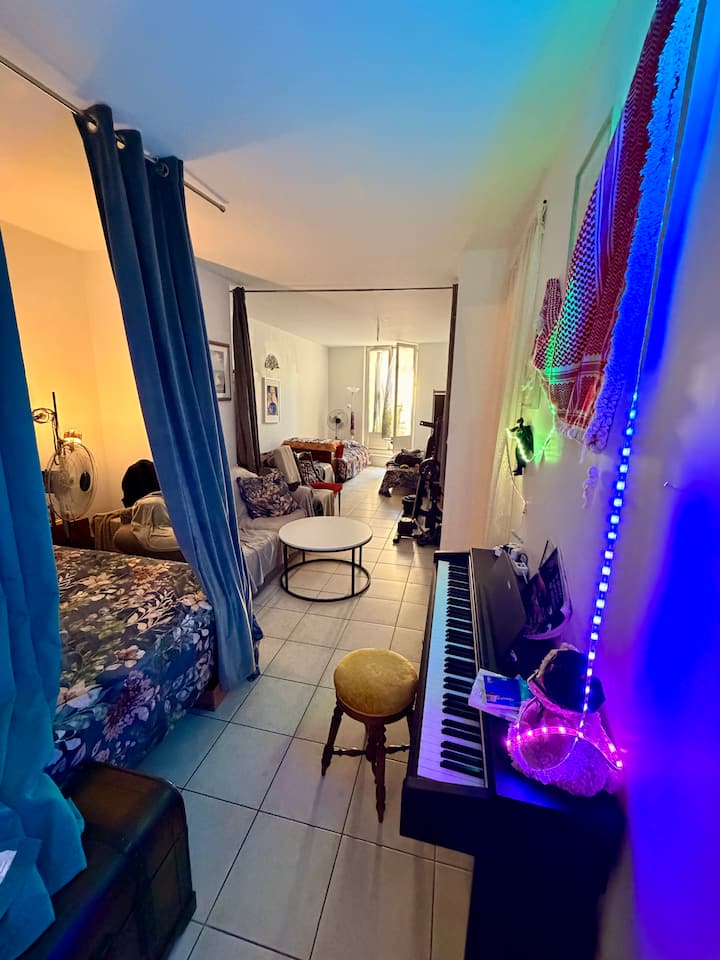 Bed In Big Shared Space - Marseille