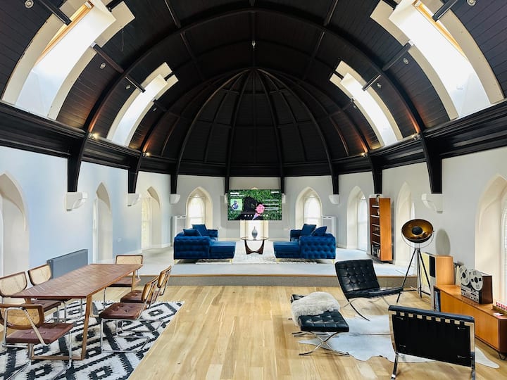 Stunning Converted Church In Farnborough - Farnham