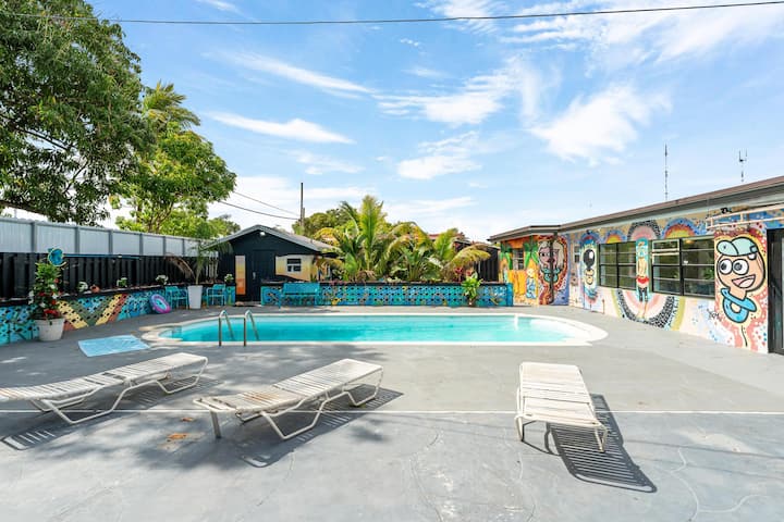 Graffiti Dive House - Hollywood, FL