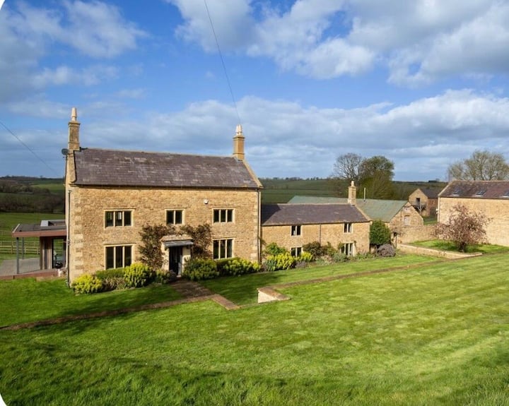 Idyllic Cotswold Farmhouse - Rural Views & Parking - Chipping Norton