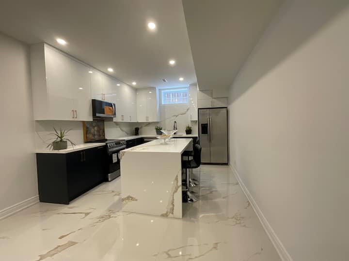 Stunning 2 Bedroom, 2 Bathroom Basement Apartment. - Aurora