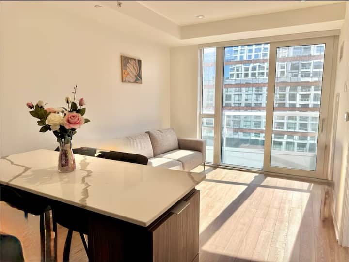 Modern Cozy Condo With Stunning City View. - Toronto