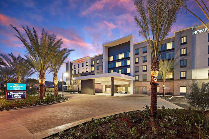 Near Long Beach City Beach + Free Breakfast & Pool - Long Beach, CA