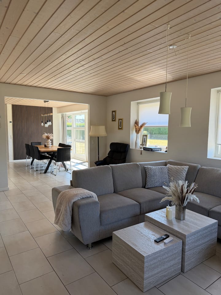 Stort Hus Med Have Og Plads Til Hele Familien - Hirtshals