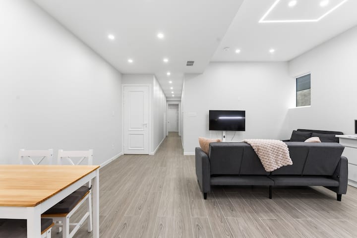 New Apartment 2 Bedroom, 3 Beds
1 Bassroom - Ottawa