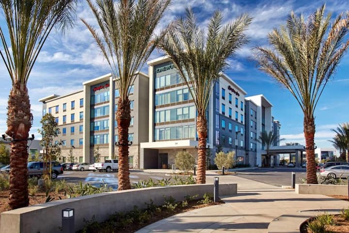 2 Queen Studio Near The Airport + Free Shuttle - Long Beach, CA