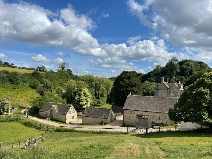 Honeycombe Barn - Stroud, UK