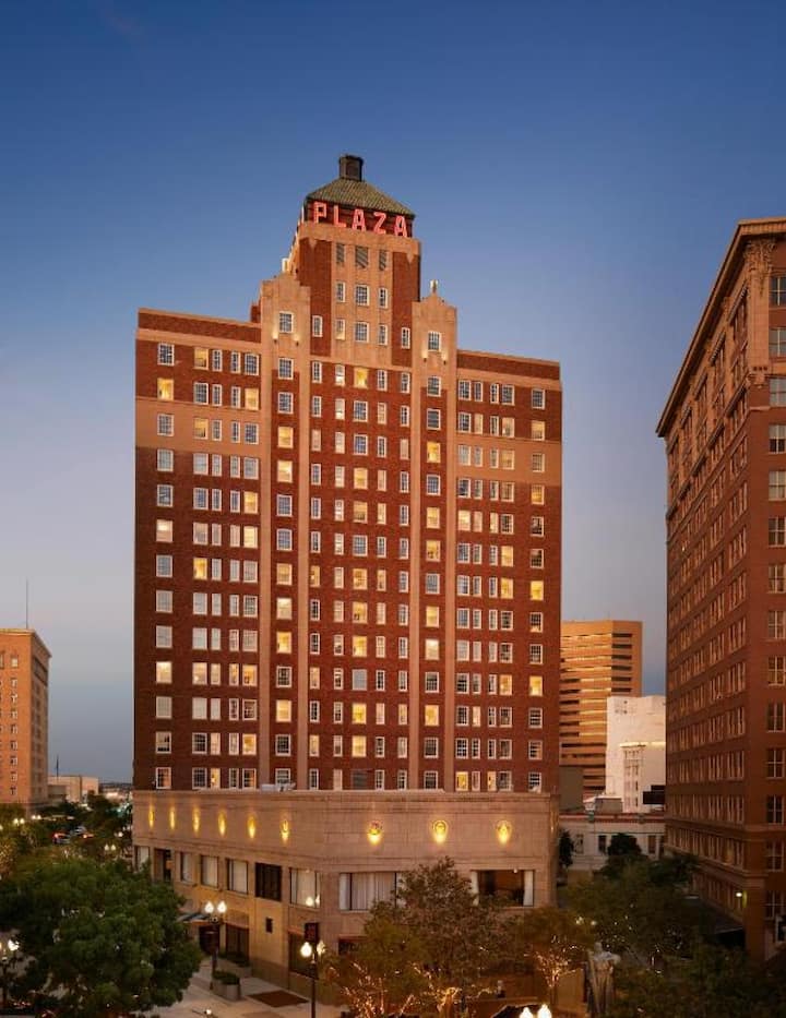 El Paso Luxury | Restaurant, Rooftop + Museum Walk - El Paso, TX