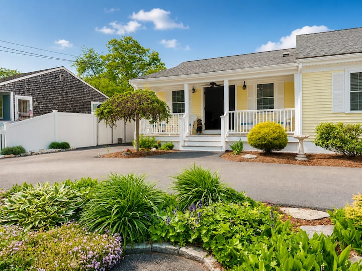 *New* Bay Breeze Cabana | Pool, Hot Tub & Beach - Wareham, USA
