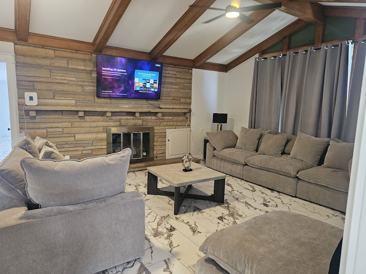 Spacious House On Memorial Drive W/ Vast Backyard - Tulsa, OK
