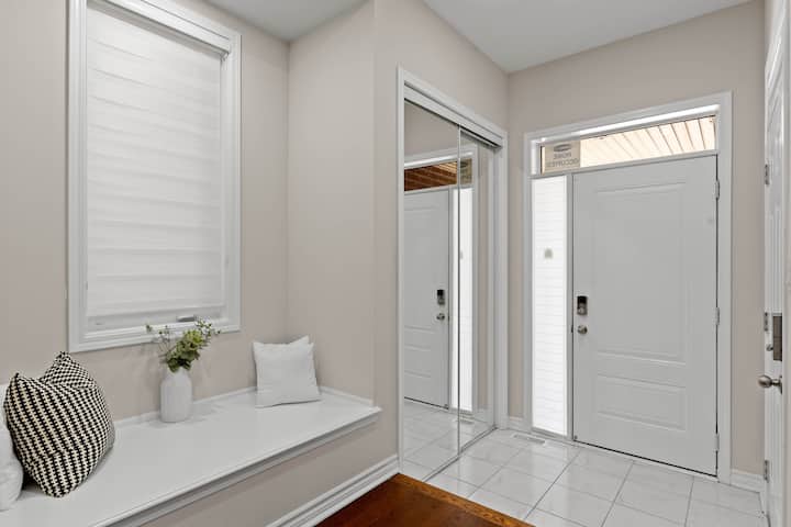 Luxe 6 Bed Home | Lion Safari | Ping Pong | Falls - Milton, Canadá