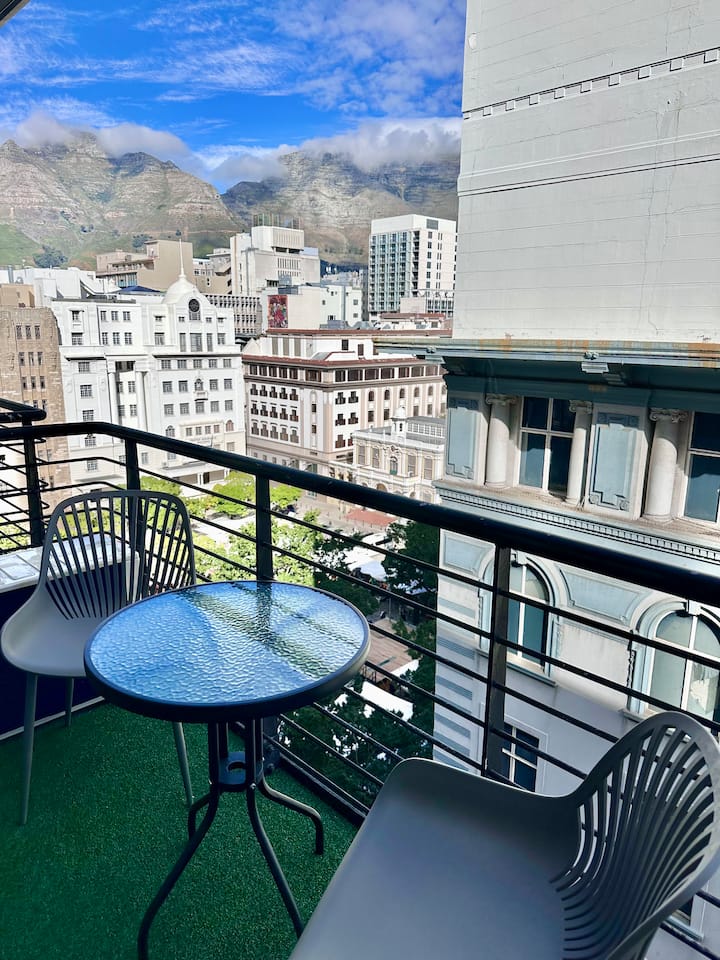 Central Cape Town | Mountain View, Pool & Parking - Cape Town