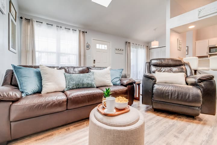 Bright & Cozy Condo Near Everything - Chesapeake, VA
