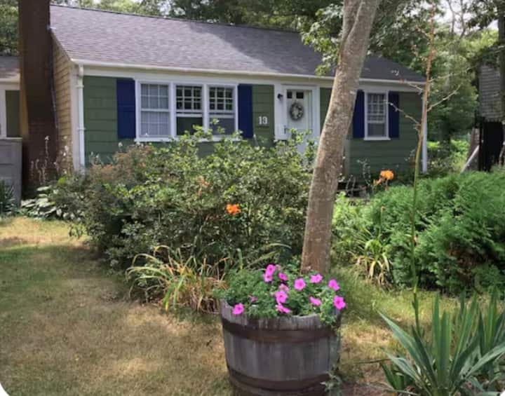 Blue Shutter Bungalow-s. Yarmouth - West Dennis Beach, MA