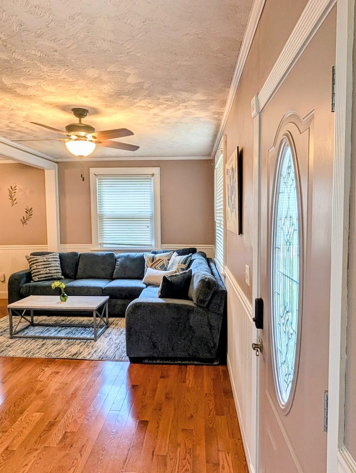 Peaceful Stay | Hot Tub & Gorgeous Fenced Backyard - Lake Jacomo, Blue Springs