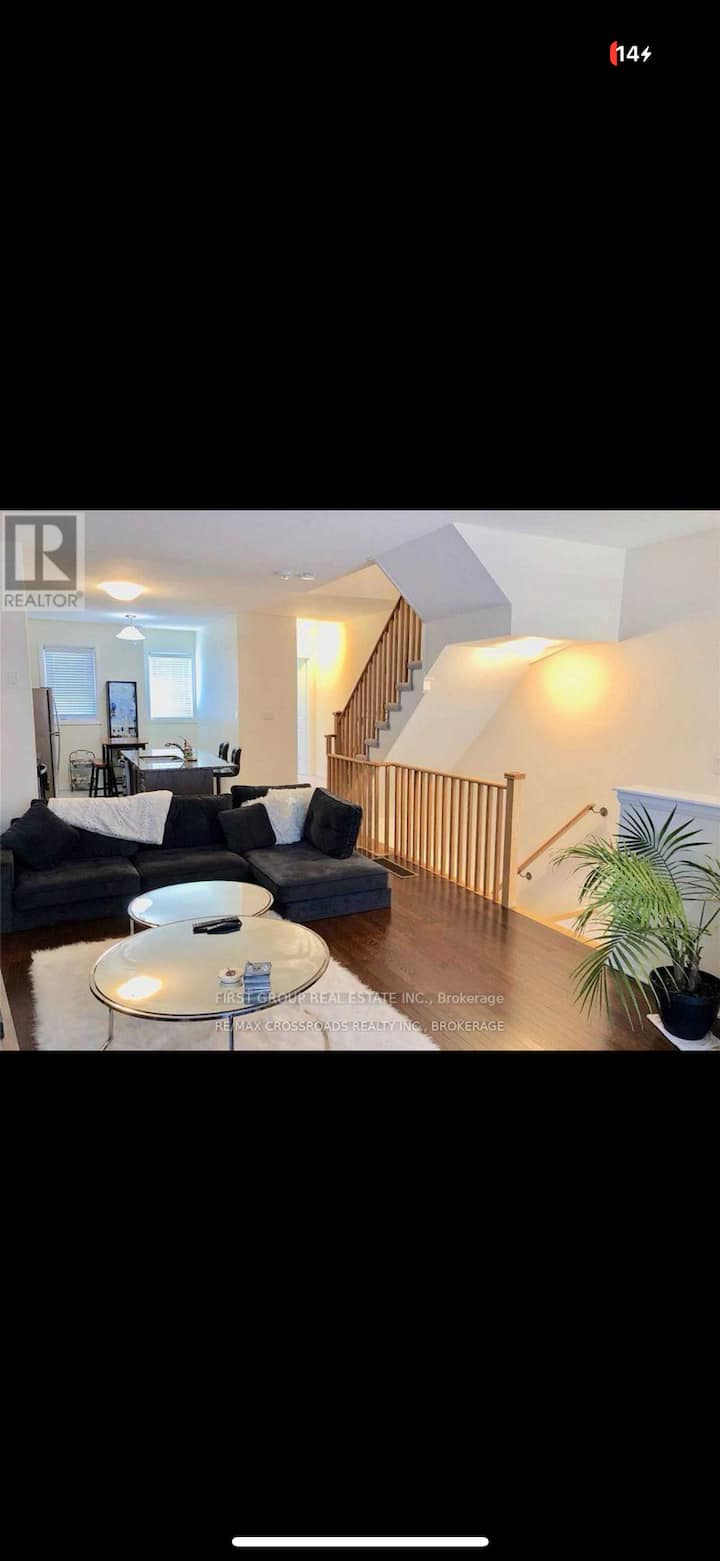3 Bedroom+ 2.5 Bath Townhouse - Pickering