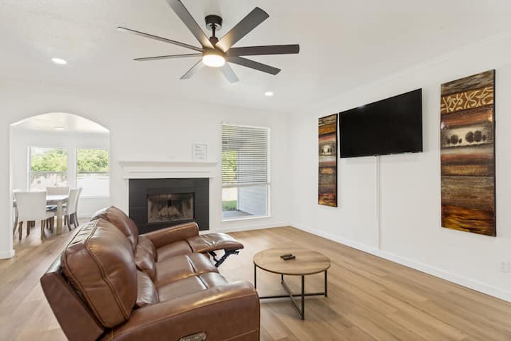 Spacious Home In Crowley With Above Ground Pool! - Burleson