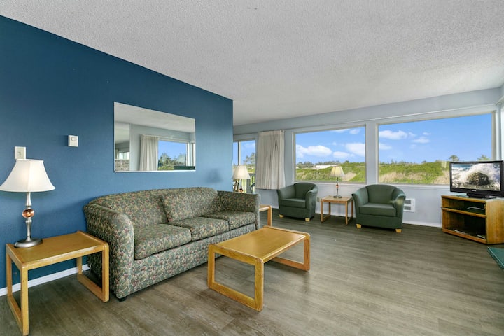 2-bedroom Condo - King Bed, Fireplace, & Kitchen! - Ocean City, WA