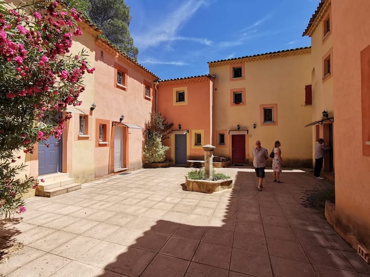 Maison Familiale, Roussillon - Roussillon