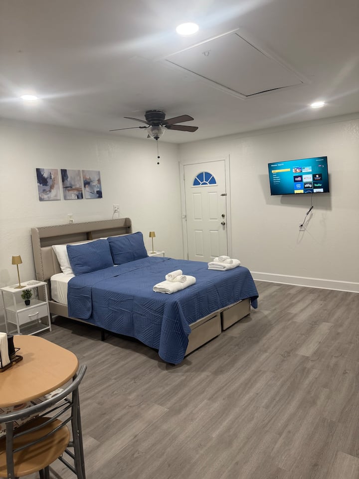 Cozy Escape For 2, Kitchen Wi-fi Free Parking - Port Charlotte, FL