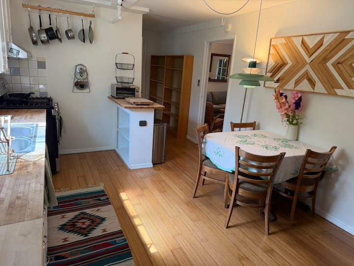 Cozy Garden Cottage Apt W/ Spacious Kitchen - Berkeley, CA